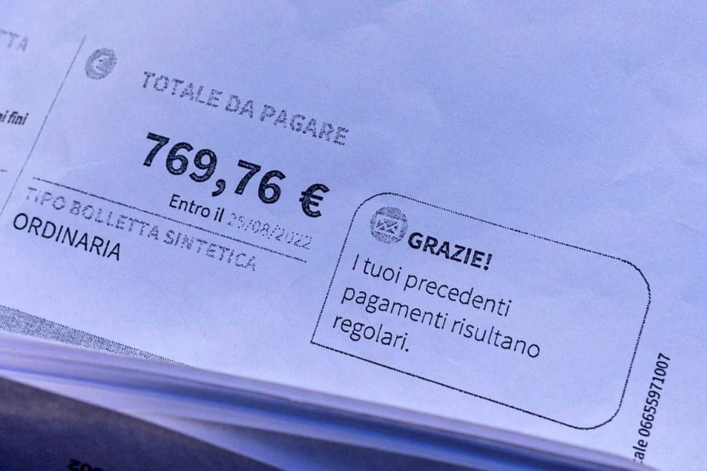 Bollette, un'altra brutta notizia: 400euro al mese da pagare per ogni ... Bollette, un'altra brutta notizia: 400euro al mese da pagare per ogni ...