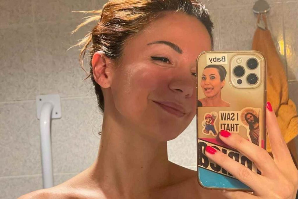 Andrea Delogu, l'allenamento è hot: la maglietta cade e si vede tutto - www.parolibero.it