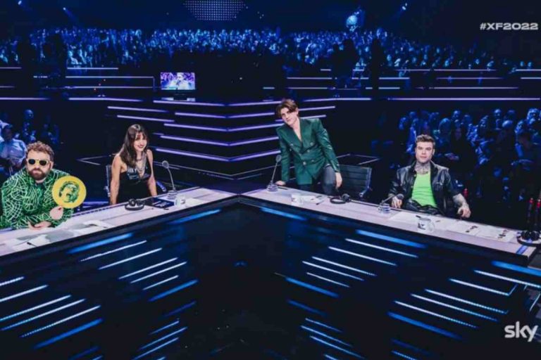 La star di X Factor nuda in metro a Milano, su Intagram si sogna ma la ...